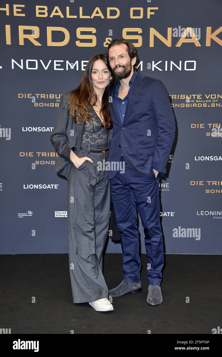 Quirin Berg mit Ehefrau Kara Hecker/Premiere des Kinofilms die Tribute ...