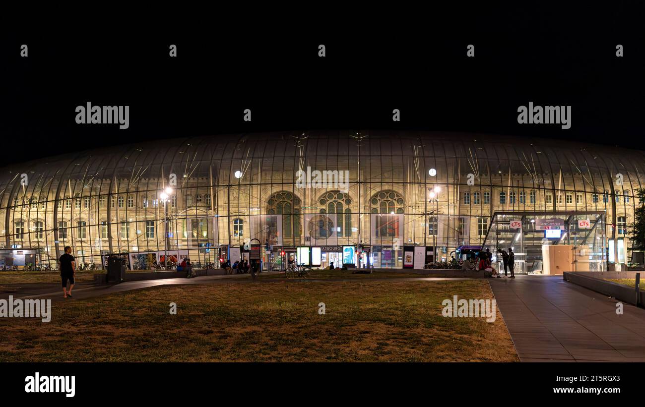 Strasbourg train station glass roof -Fotos und -Bildmaterial in hoher ...