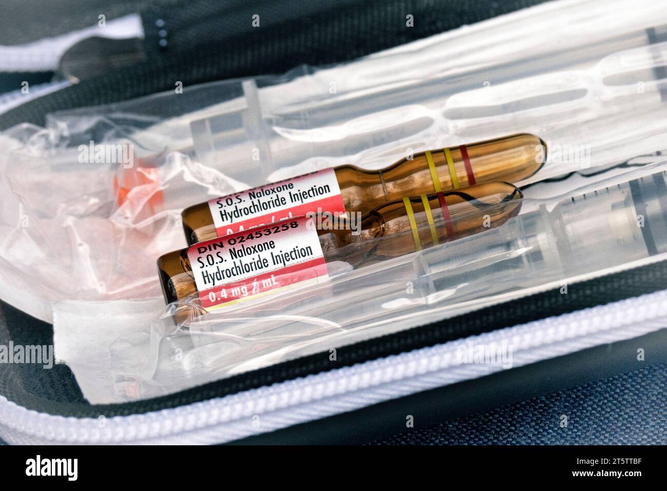 Narcan nasal spray -Fotos und -Bildmaterial in hoher Auflösung – Alamy
