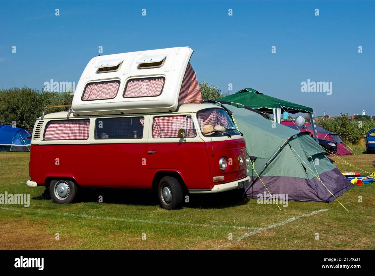 Red camper -Fotos und -Bildmaterial in hoher Auflösung – Alamy