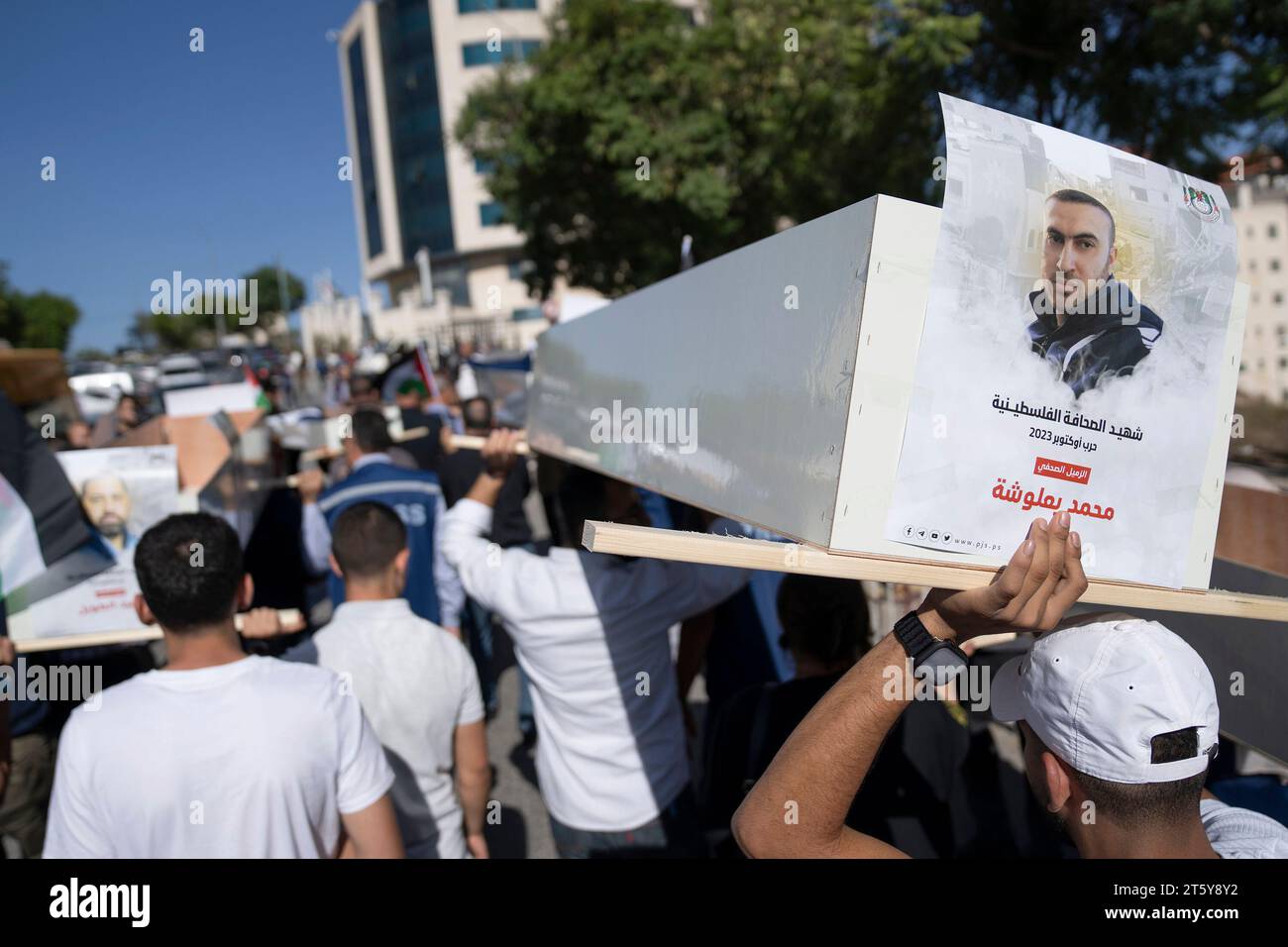 Palestinian journalists carry mock coffins of Palestinian journalists ...
