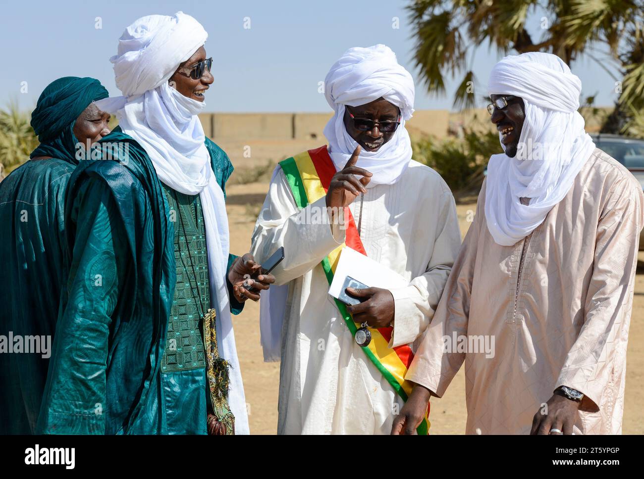 MALI, Gao, Village BAGOUNDJE, lokale Beamte in Turban Tagelmust und ...