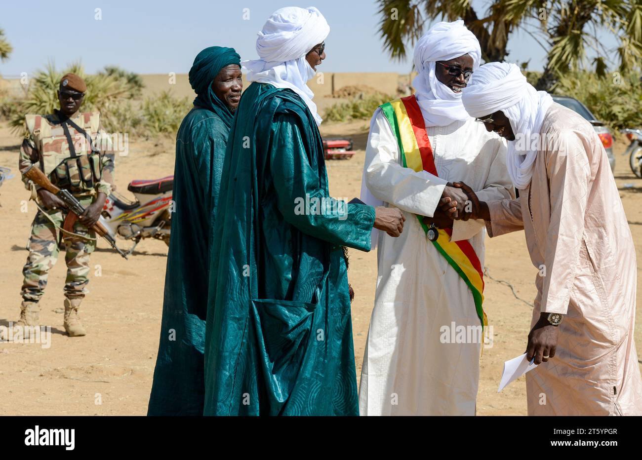 MALI, Gao, Village BAGOUNDJE , lokale Beamte in Turban Tagelmust und ...