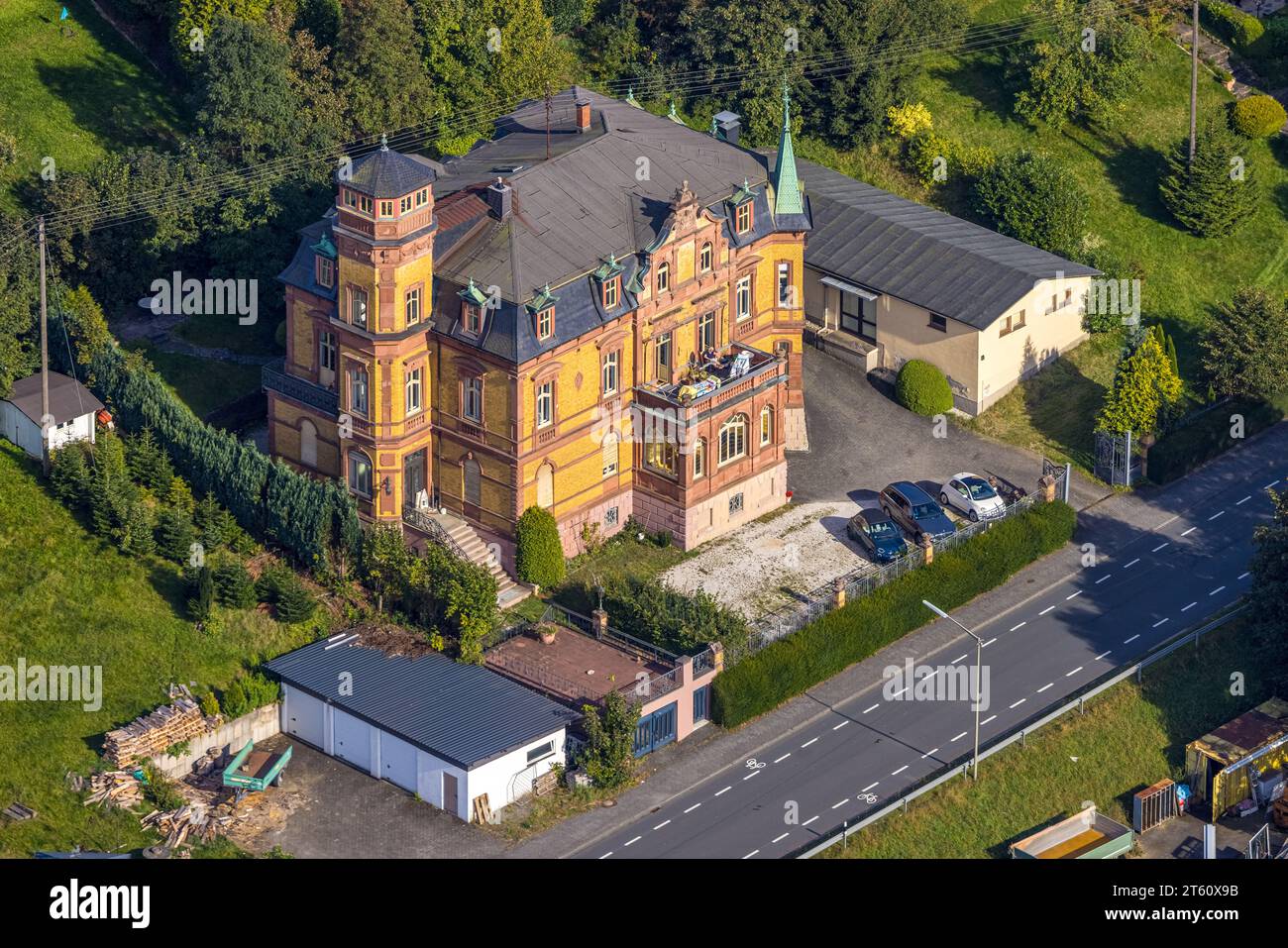 Blick aus der Vogelperspektive, Villa mit hohem Balkon und mit ...