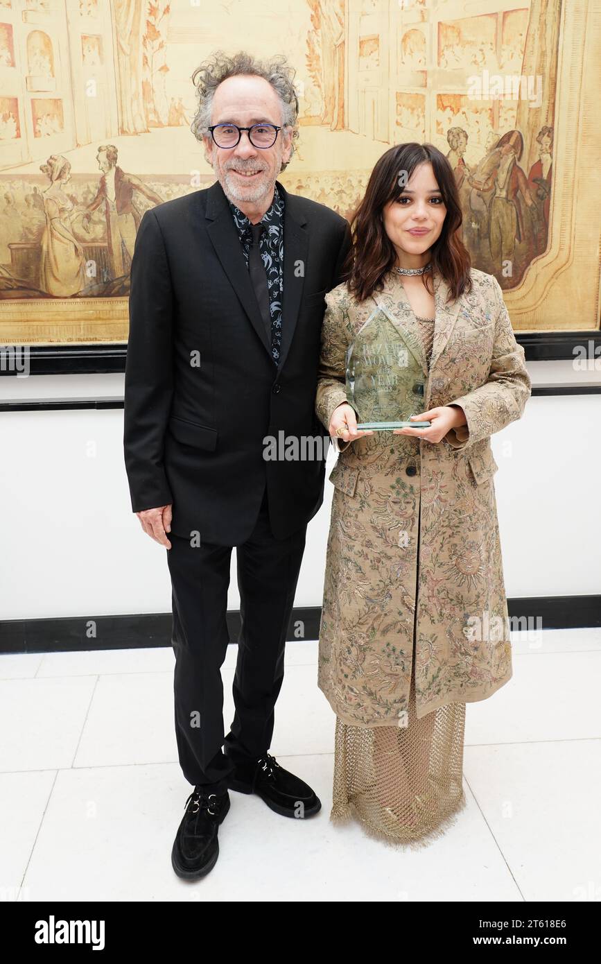 Jenna Ortega, verliehen von Tim Buton, mit ihrem Breakthrough Award bei den Harper's Bazaar ...