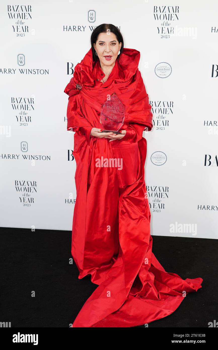 Marina Abramovic mit dem Artist of the Year Award bei den Harper's Bazaar Women of the Year 2023 ...