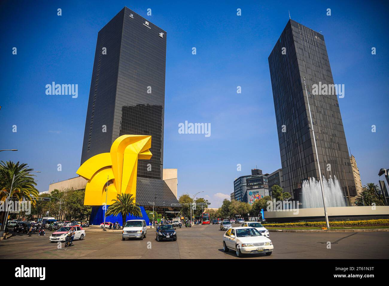 El Caballito Statue, gelb von dem Bildhauer Enrique Carbajal, Torre ...