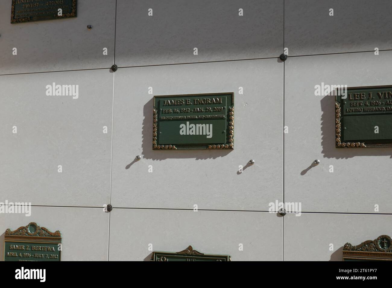 November 2023 Sängermusiker James Ingram Grave im Forest Lawn Memorial ...