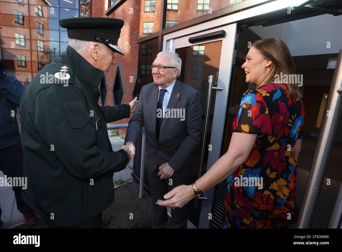 Jon Boutcher (links) wird vom stellvertretenden Vorsitzenden des ...