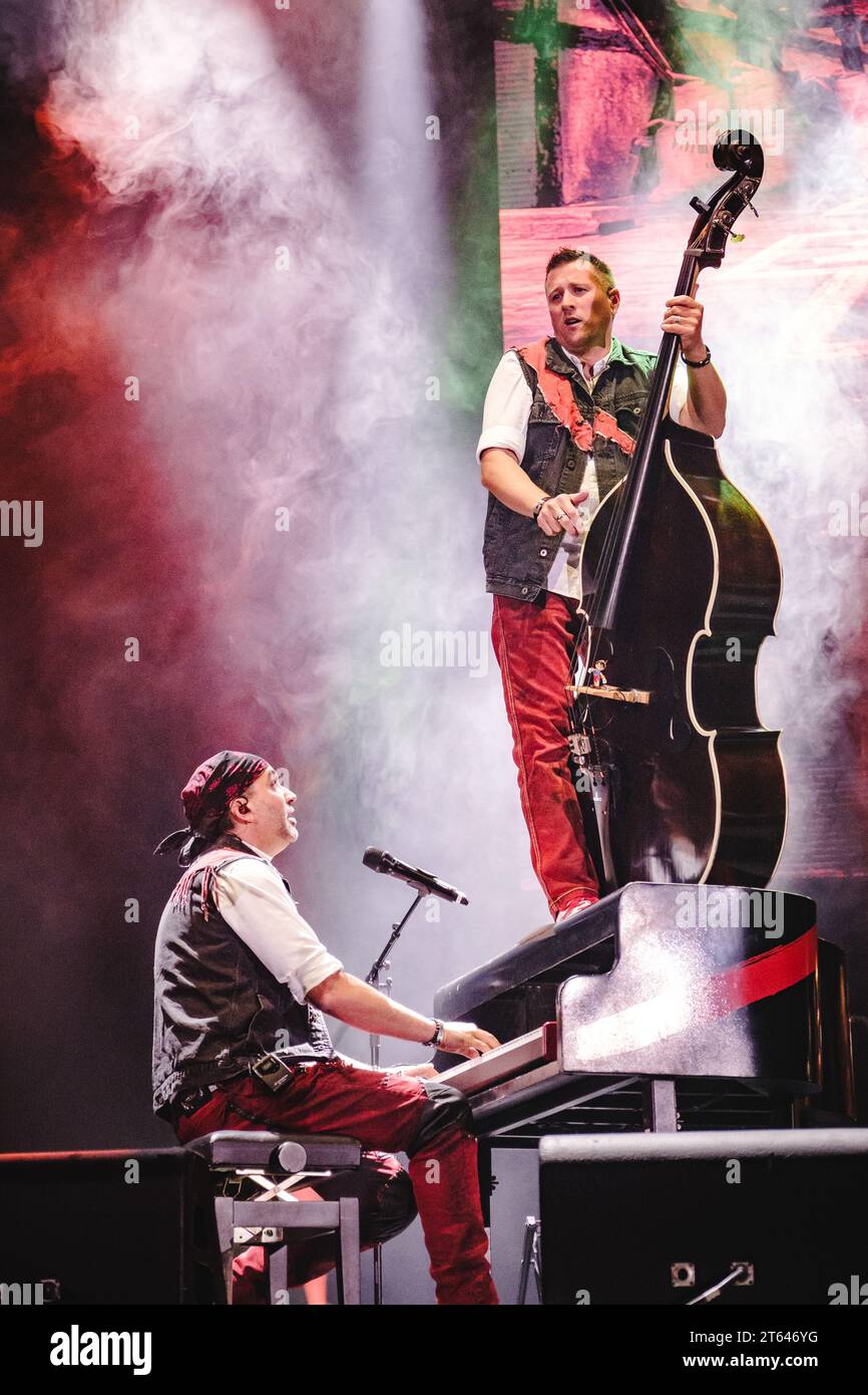 Zürich, Schweiz. Oktober 2023. Die Schweizer Mundart-Rockband Volxrox gibt ein Live-Konzert ...