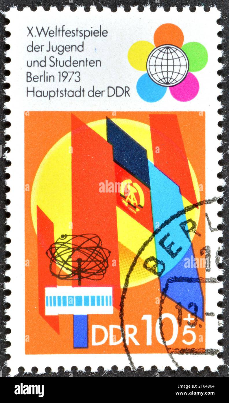 Gestempelte Briefmarke, gedruckt von der DDR, auf der Fahnen, World ...