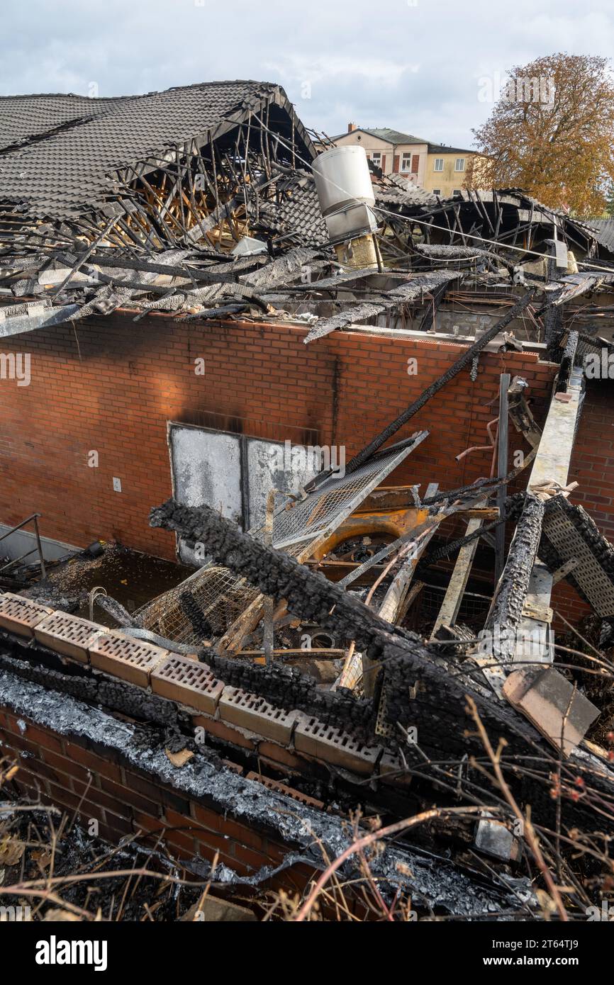 08. November 2023, Mecklenburg-Vorpommern, Sassnitz: Blick auf einen abgebrannten Supermarkt ...