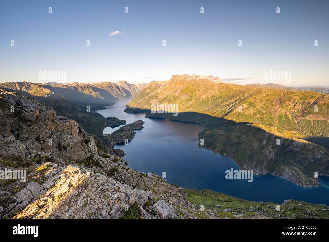 Blick vom Seiskallafjellet in den Nordfjord, Svartisen-Gletscher im ...