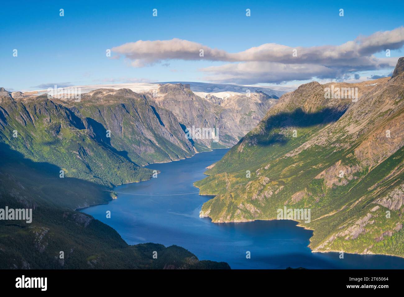 Blick vom Seiskallafjellet in den Nordfjord, Svartisen-Gletscher im ...