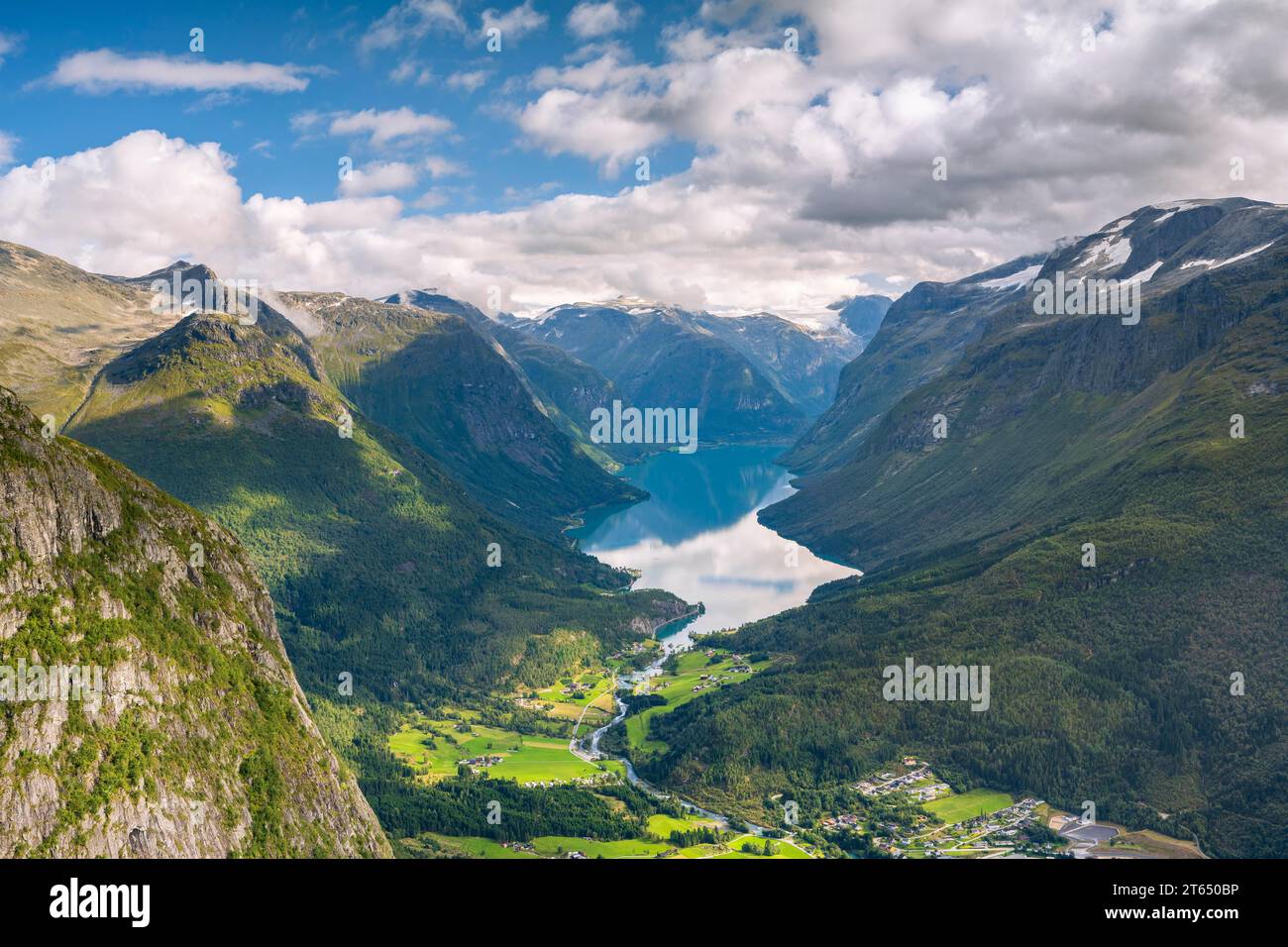 Blick auf Loen und Lake Lovatnet von der Seilbahn Loen Skylift, Hoven Mountain, Nordfjord, Stryn ...