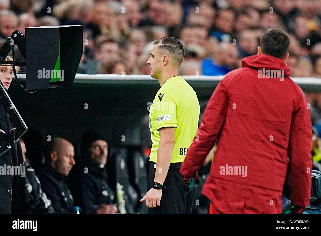 Parken 8. November 2023. Schiedsrichter Donatas Rumsas überprüfte den ...