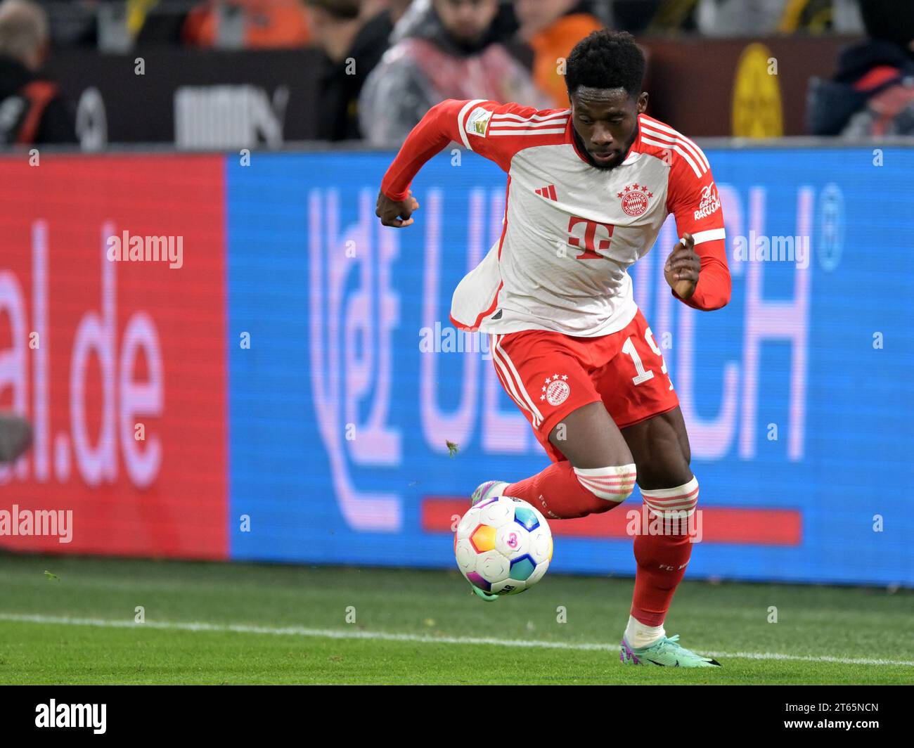 DORTMUND - Alphonso Davies vom FC Bayern München beim Bundesliga-Spiel zwischen Borussia ...