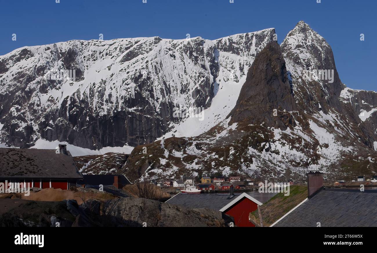 Schneegebirge vor blauem Himmel, reine Bucht, Lofoten Inseln, Norwegen ...