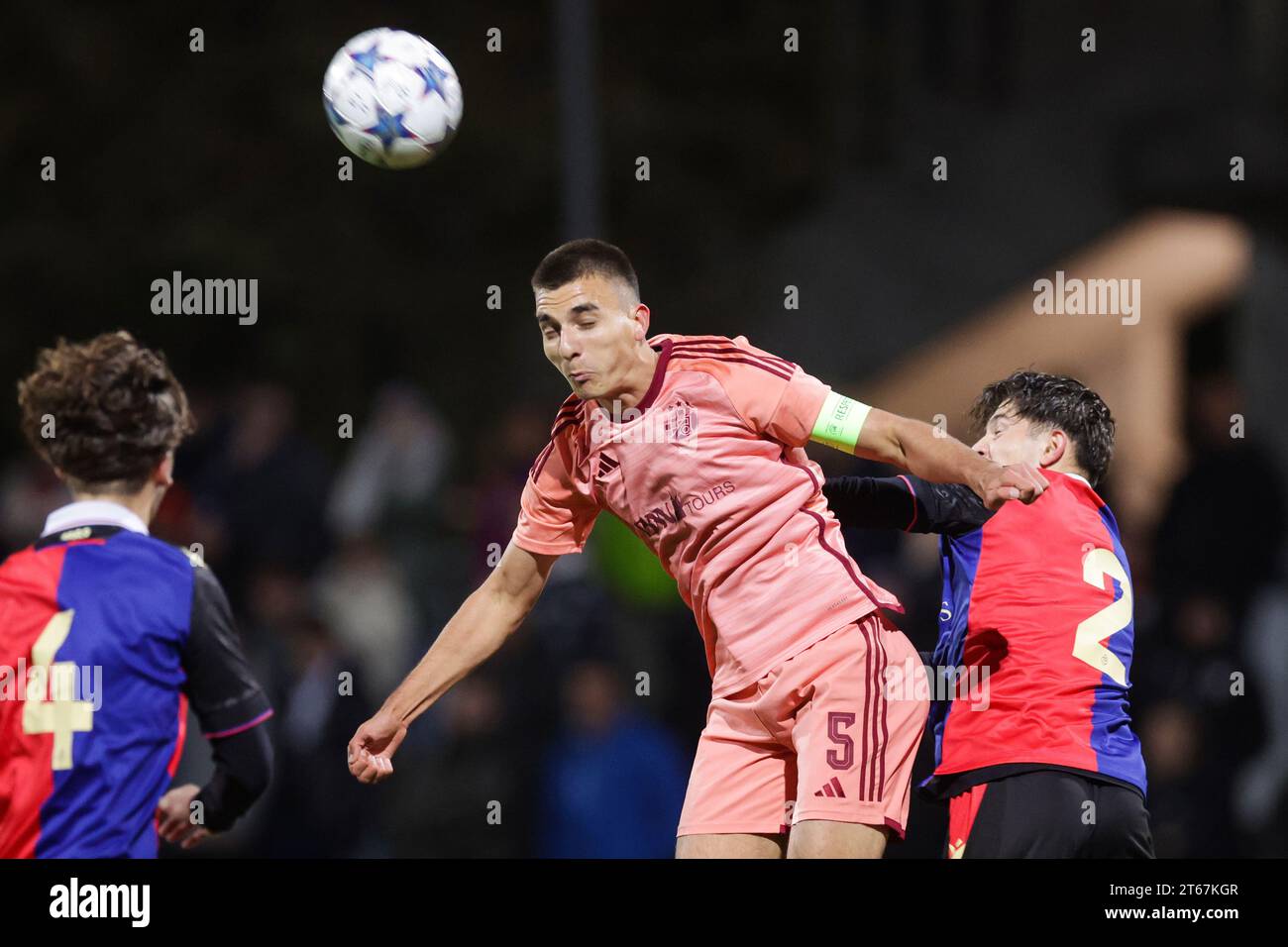 Basel, Schweiz. November 2023. Vito CAIC von Dinamo Zagreb und Eliah ...