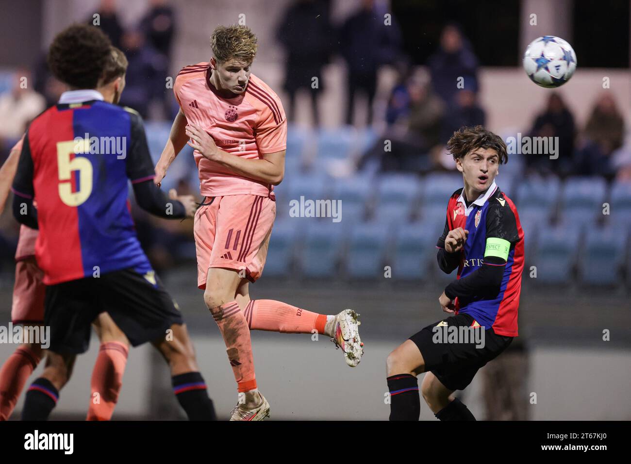 Basel, Schweiz. November 2023. Toni Majic von Dinamo Zagreb springt im ...