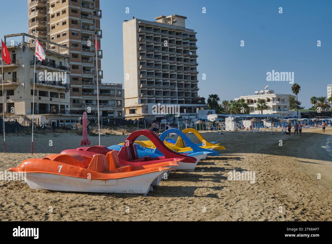 Zerstörtes Hotelgebäude am Palm Beach in Famagusta, unberührt seit der ...