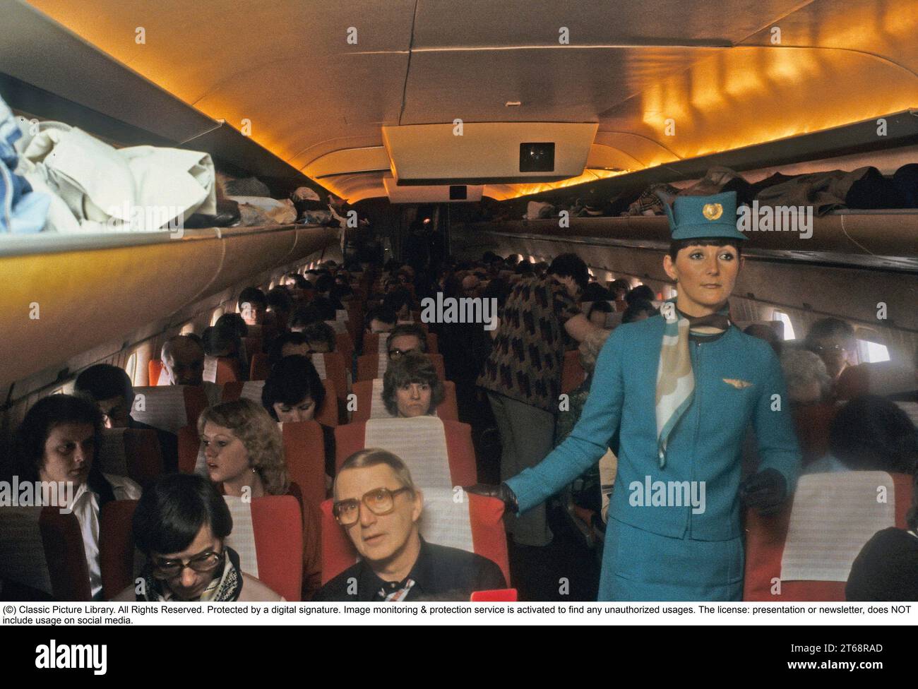 Flugreisen in den 1970er Jahren Ein schwedisches Passagierflugzeug 1979 der Fluggesellschaft SAS ...