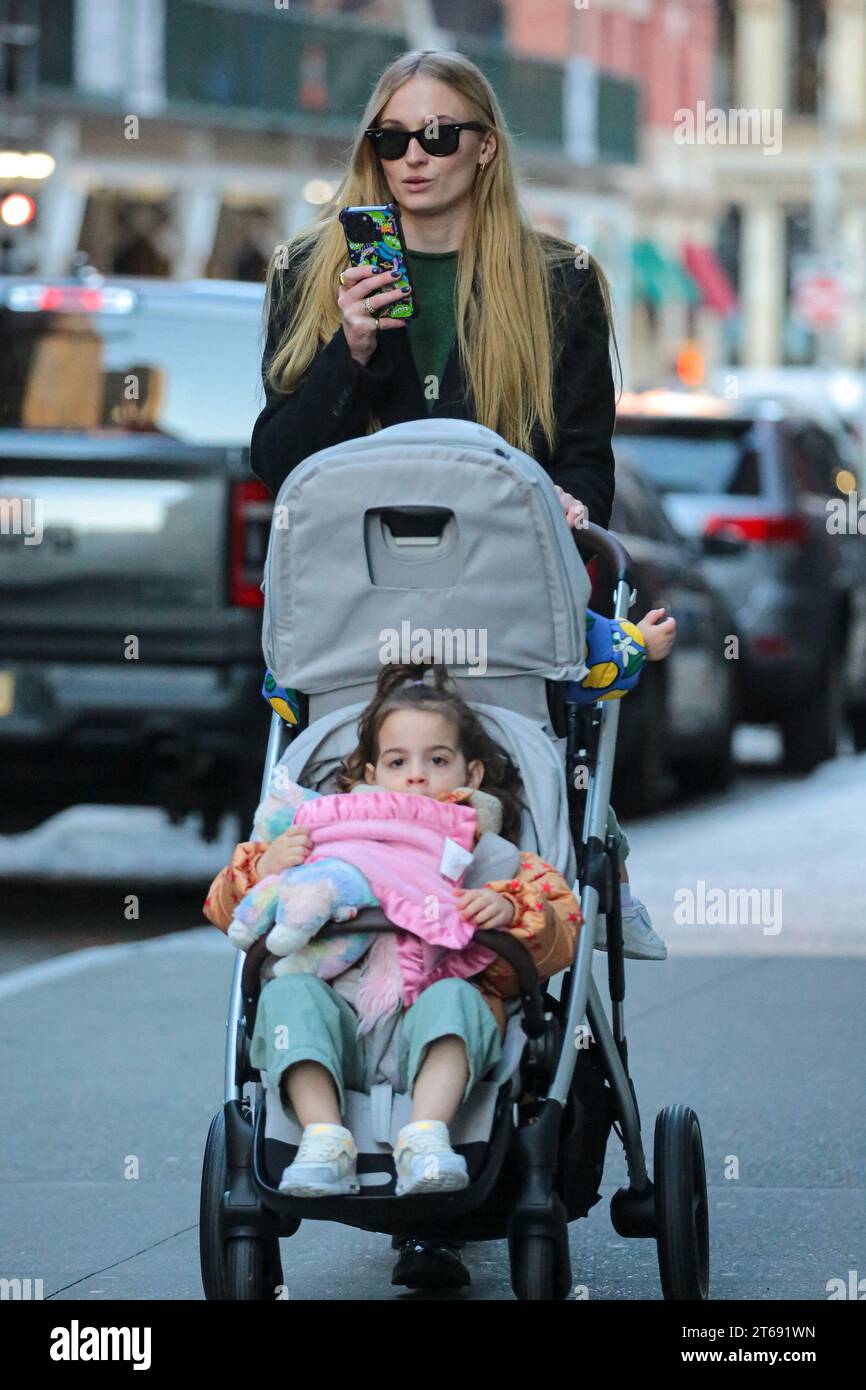 Sophie Turner mit den Töchtern Delphine und Willa werden bei einem ...