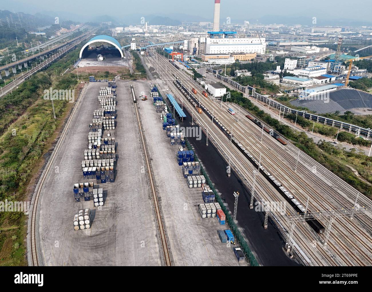 CHONGQING, CHINA - 9. NOVEMBER 2023 - Ein Zug fährt langsam aus der ...