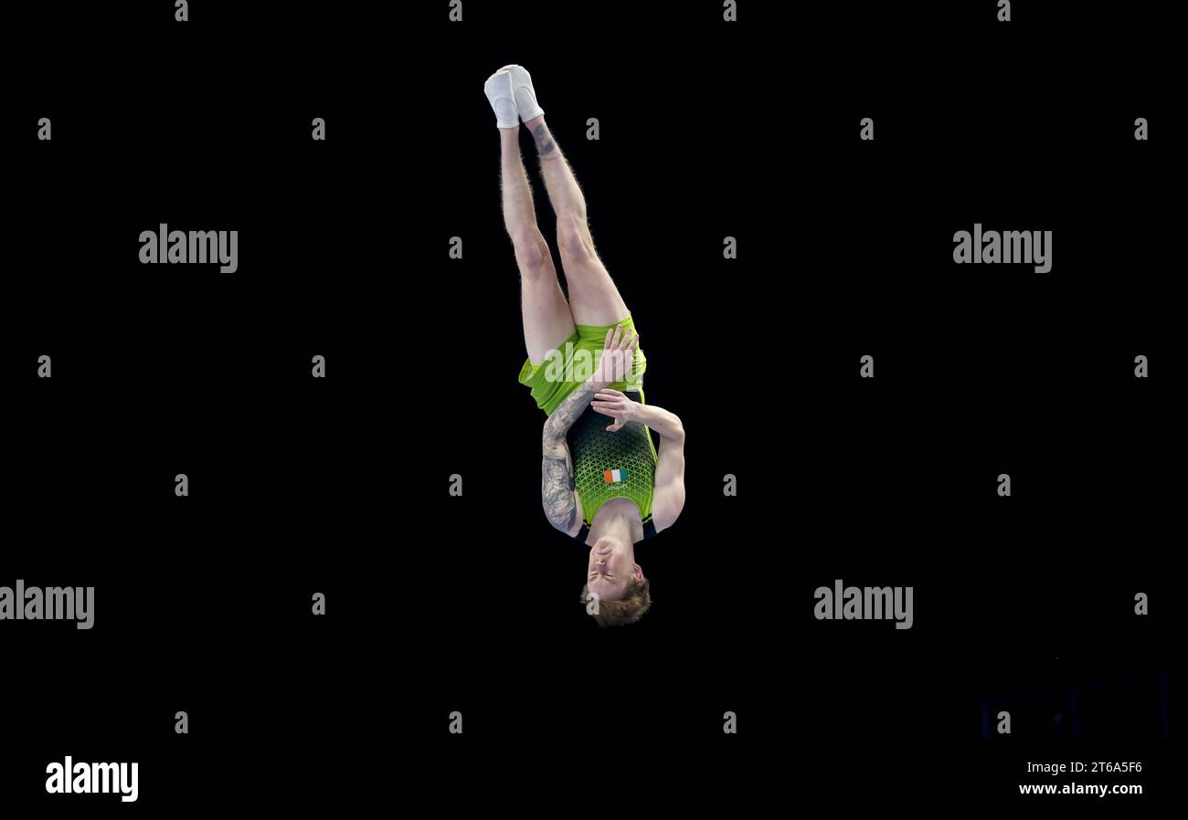 Der irische Ryan Devine tritt an den Qualifikationen für Männer an ...