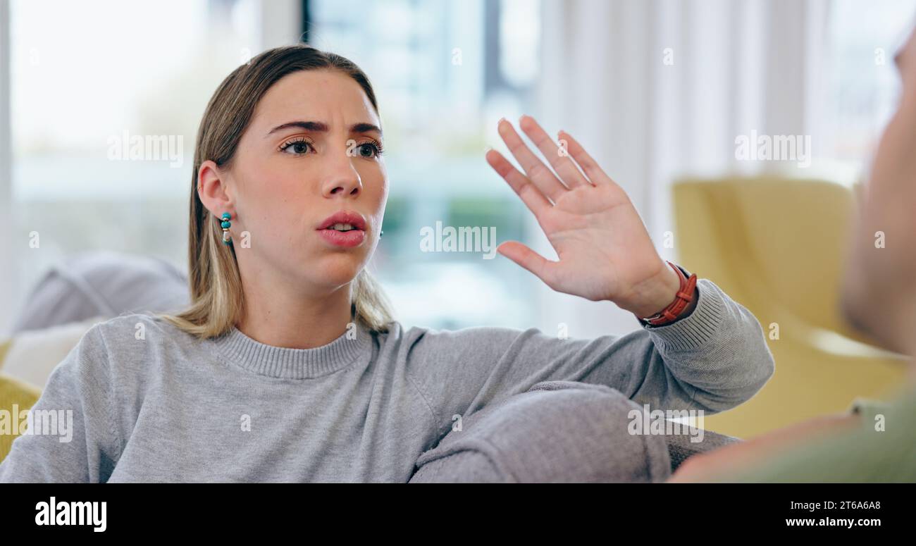 Frau, streiten und scheiden Sie sich auf dem Sofa zu Hause mit ...