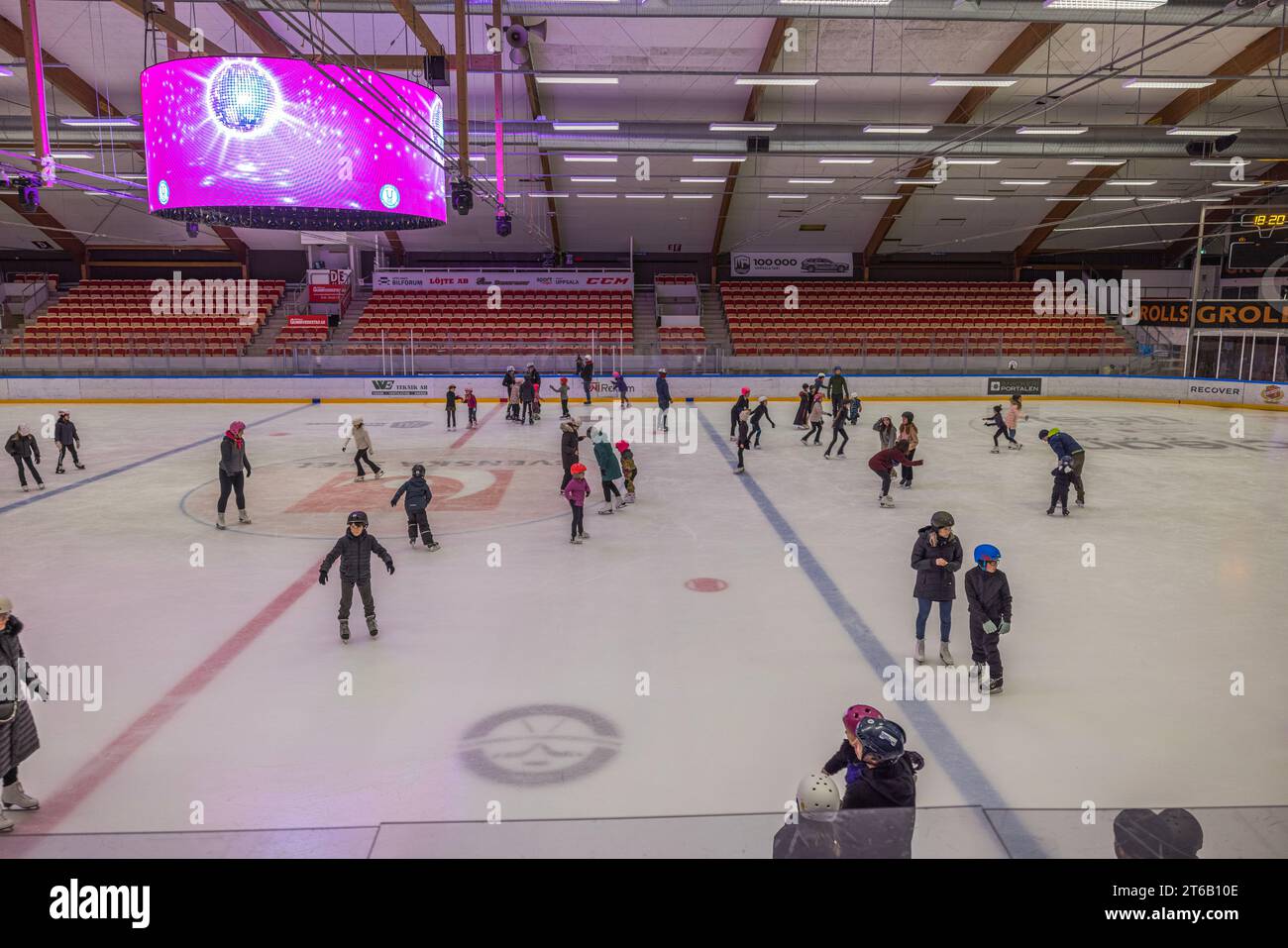 Malerische Szene des Sportkomplexes mit einer Eislaufbahn, auf der ...