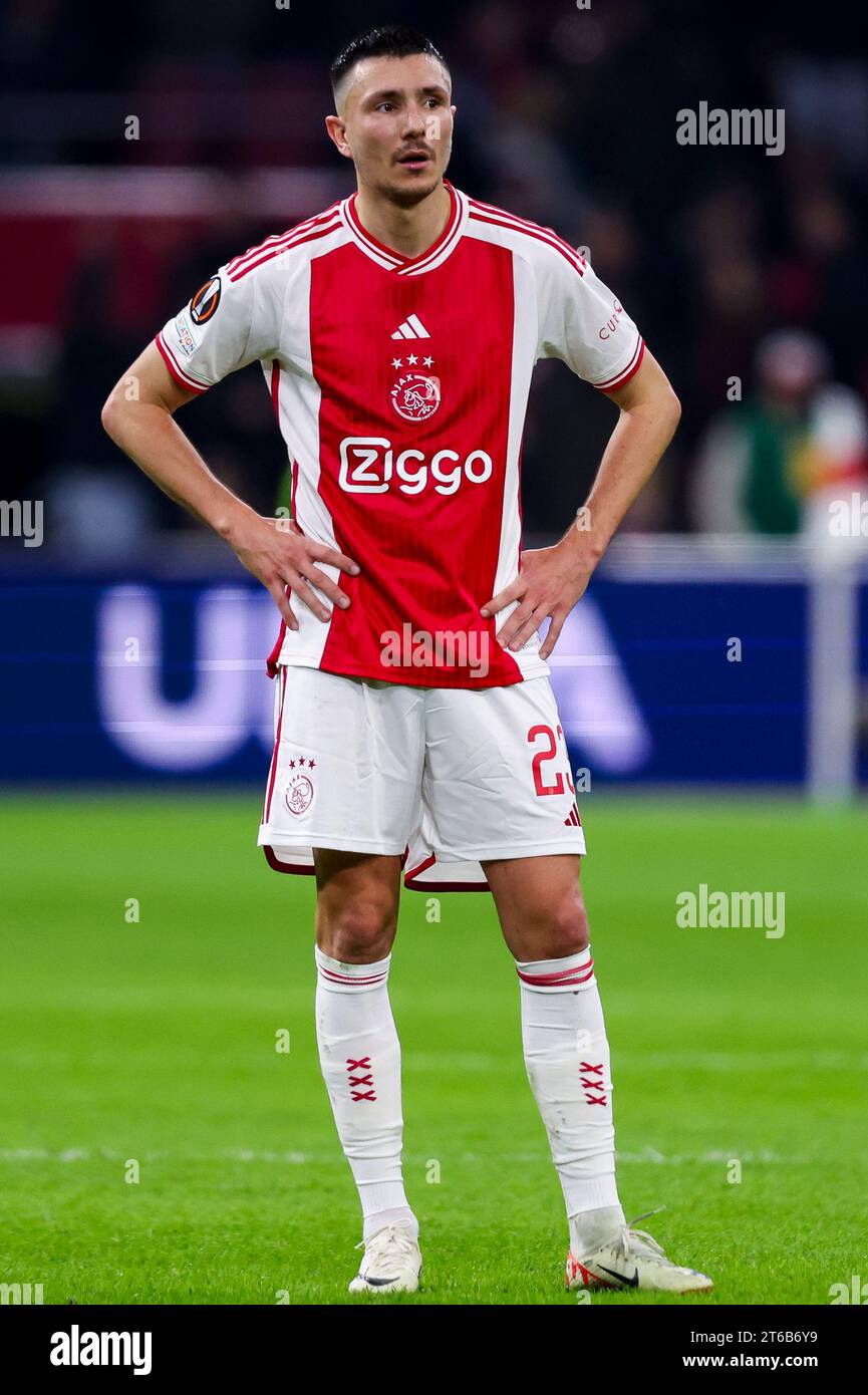 AMSTERDAM, NIEDERLANDE - 9. NOVEMBER: Steven Berghuis (Ajax) sieht beim ...