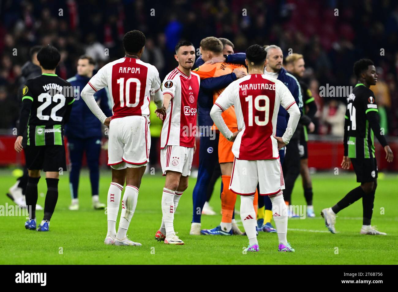 AMSTERDAM - (l-r) Chuba Akpom von Ajax, Steven Berghuis von Ajax ...