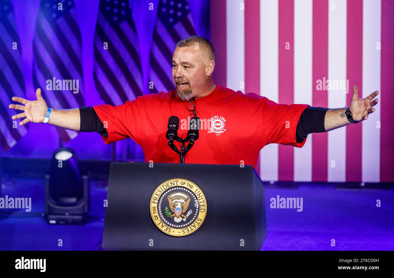 United Auto Workers Local 1268 Präsident Matt Frantzen feuert die Menge ...