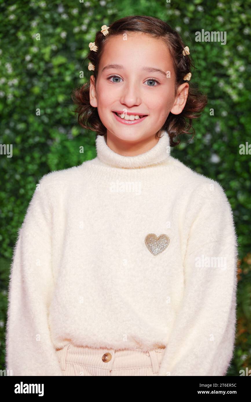 Angele Romeo nimmt an der Disney+-Serienpremiere von Tout Va Bien Teil ...