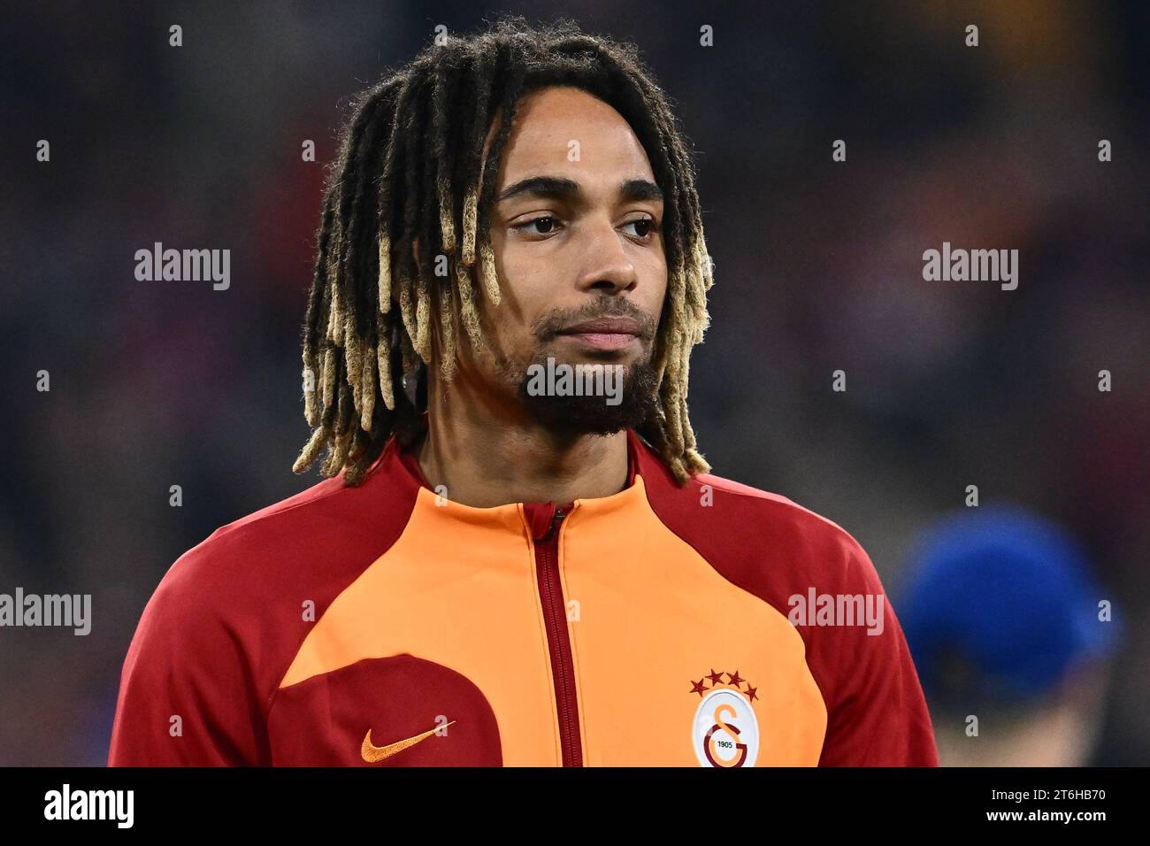 MÜNCHEN, 8. NOVEMBER: Sacha Boey aus Galatasaray sieht beim UEFA ...