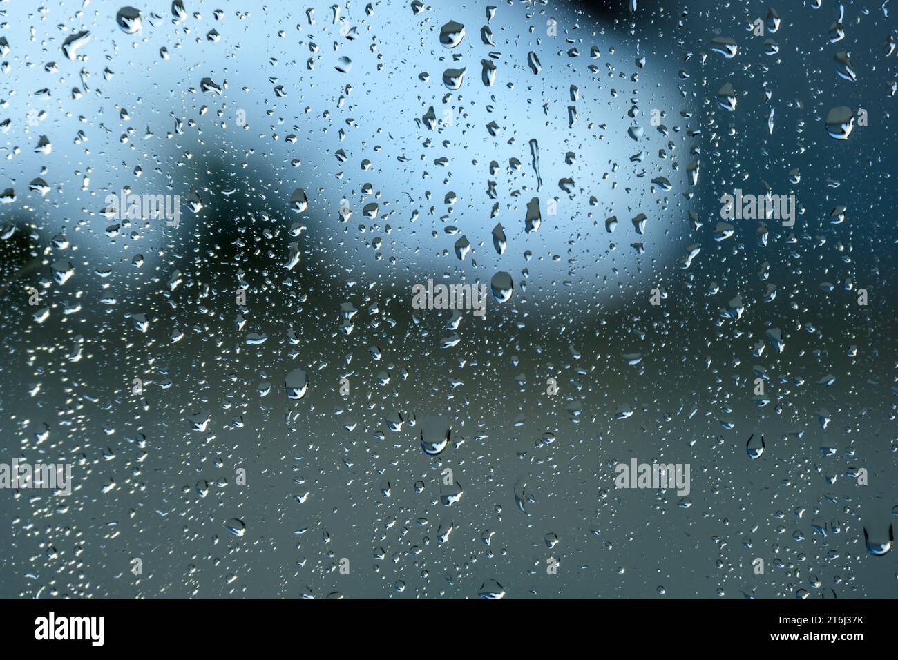 Regentropfen am fenster -Fotos und -Bildmaterial in hoher Auflösung – Alamy