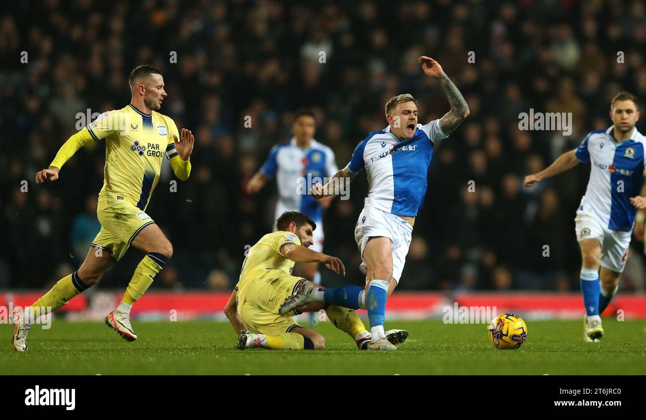 Sammie Szmodics der Blackburn Rovers (rechts) und CHED Evans von ...