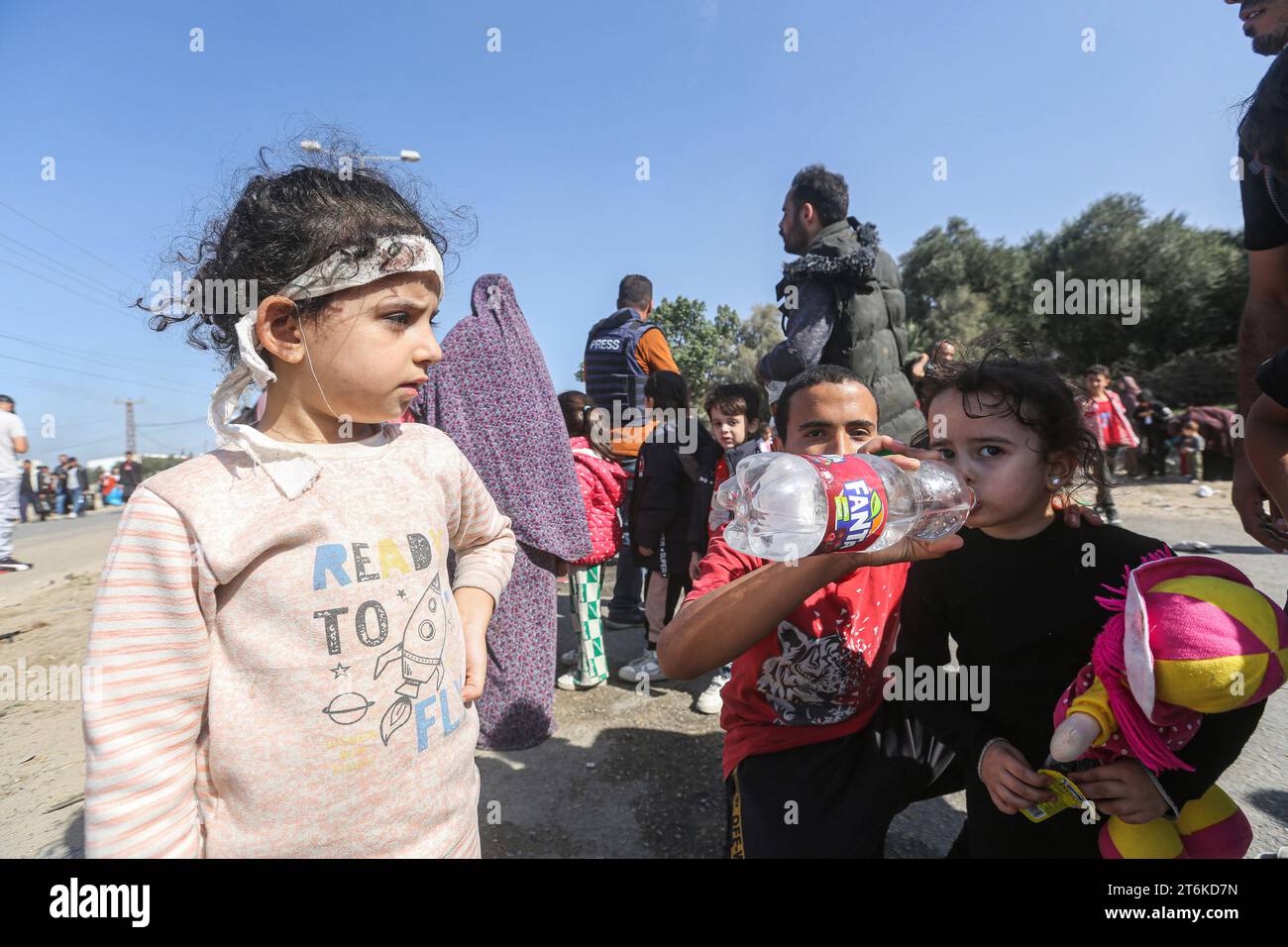 Verwundete palästinensische Kinder trinken Wasser, während sie mit anderen palästinensischen ...