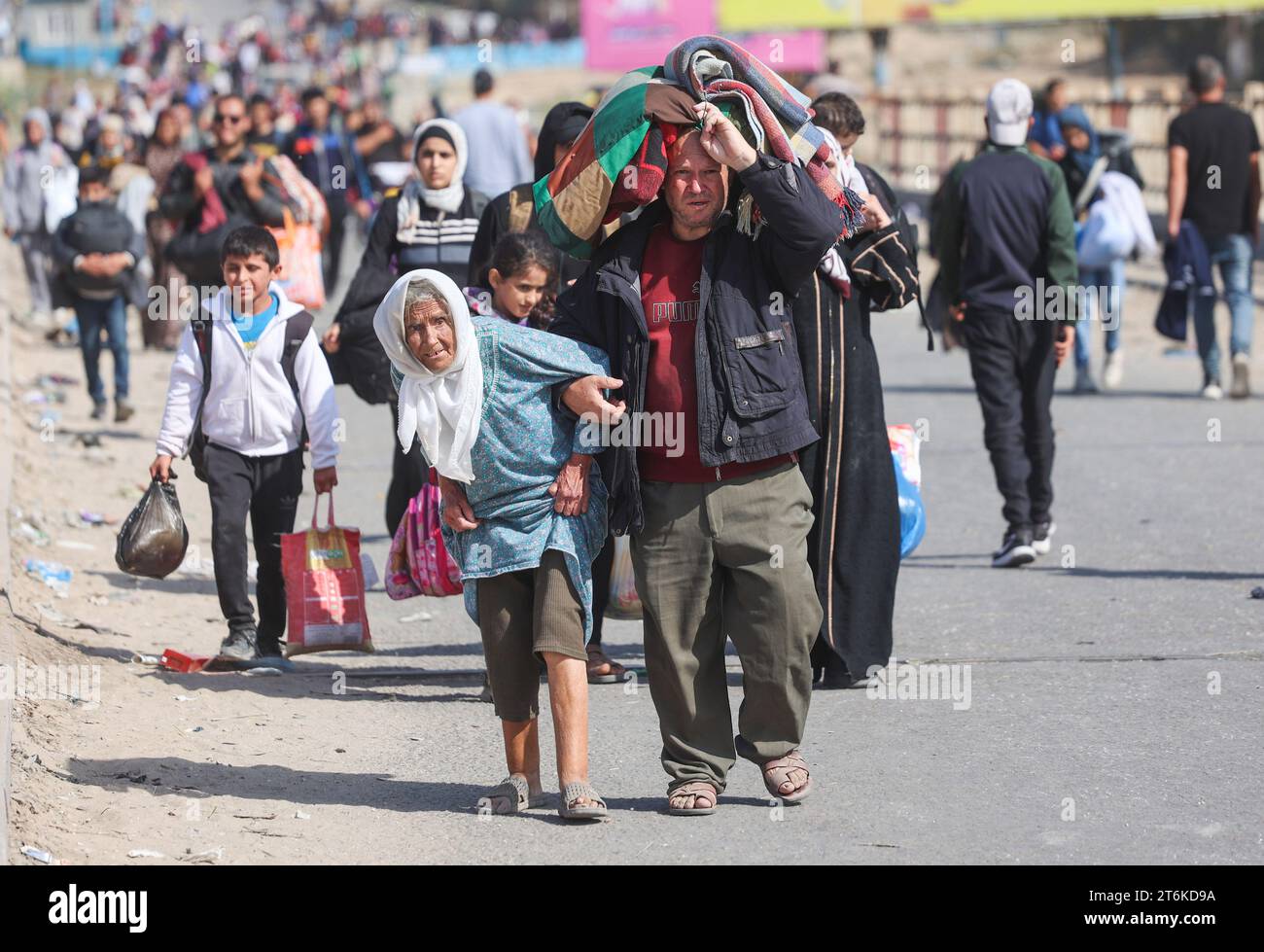 Palästinensische Familien, die aus Gaza-Stadt und anderen Teilen des nördlichen Gazastreifens in ...