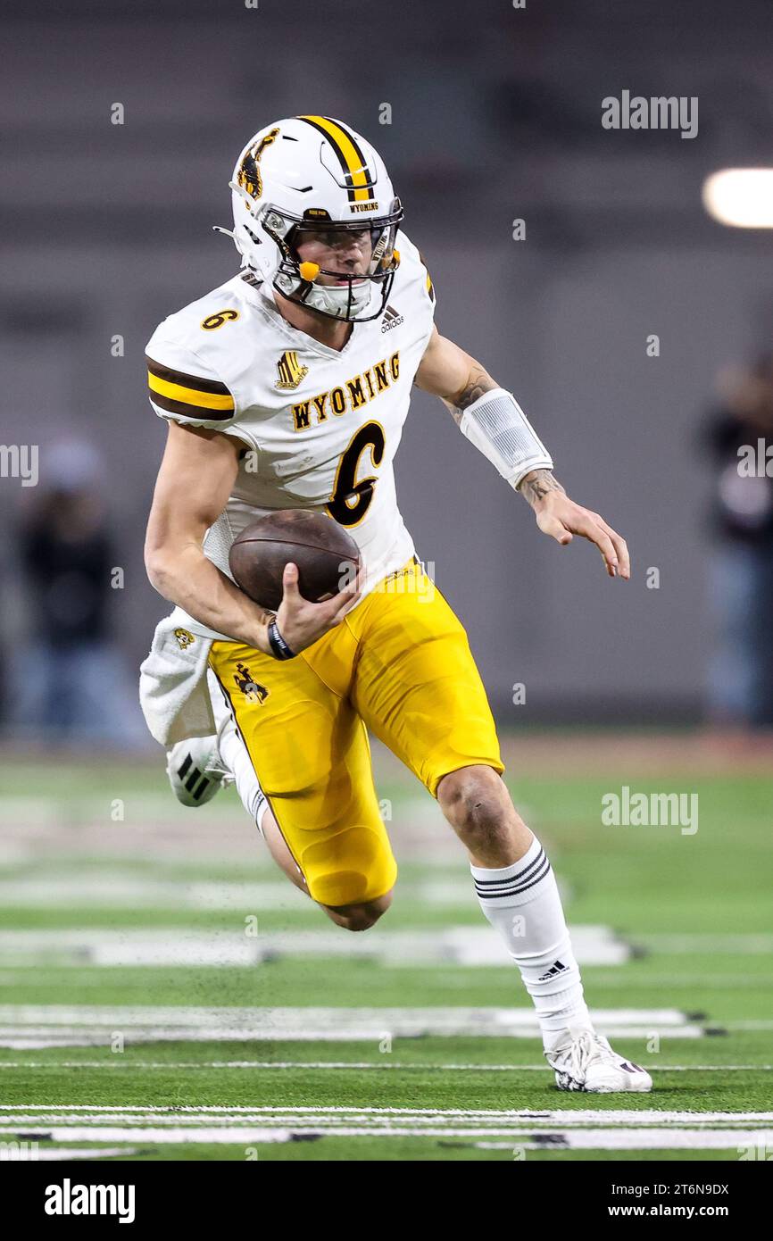 10. November 2023: Der Quarterback Andrew Peasley (6) der Wyoming ...