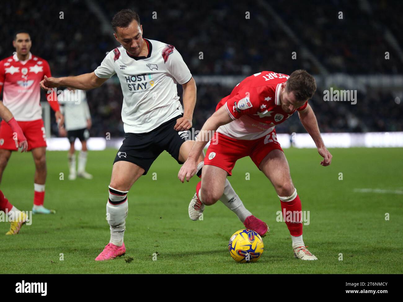 Kane Wilson von Derby County (links) und Jamie McCart von Barnsley ...