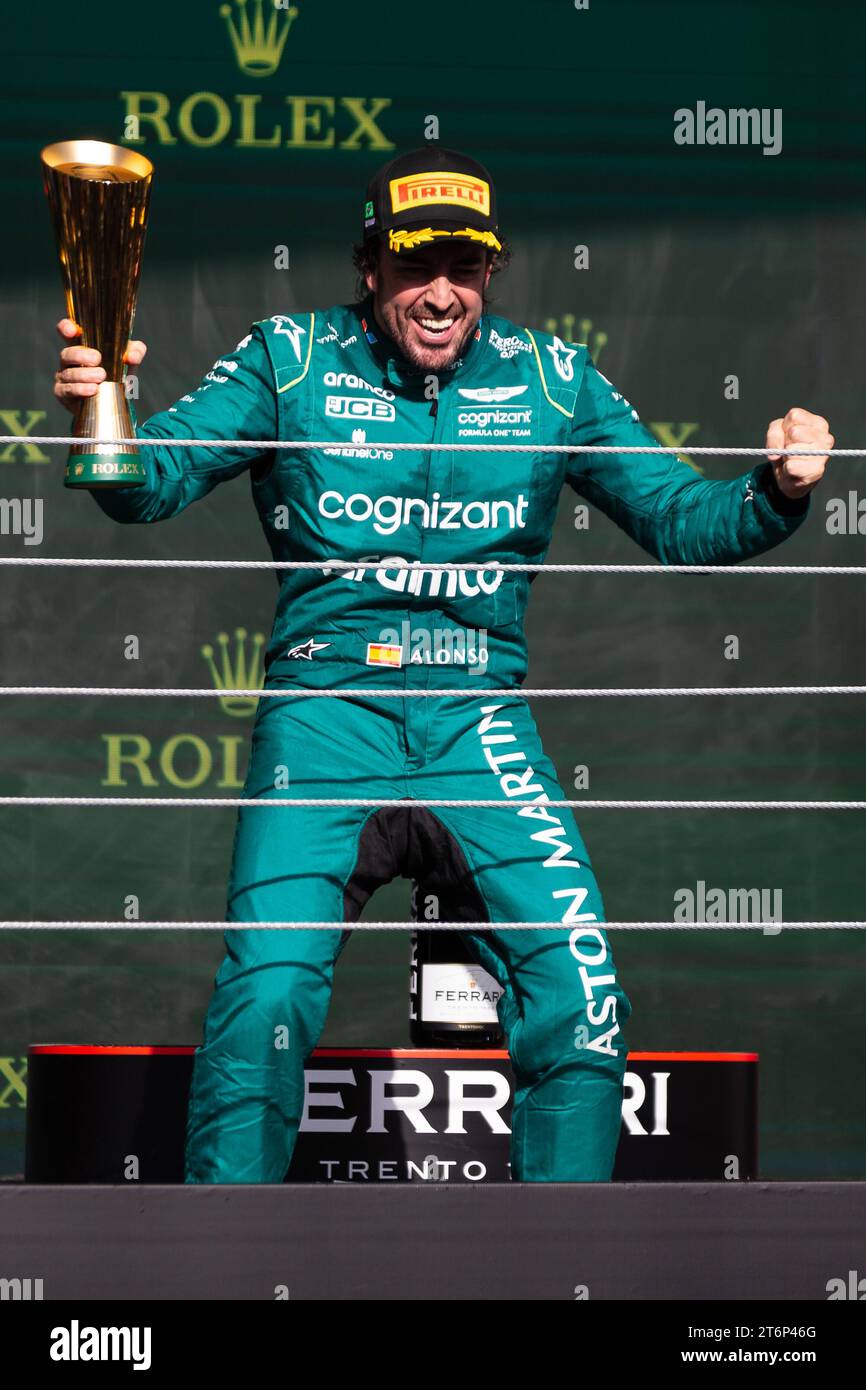 FERNANDO ALONSO von ASTON MARTIN feiert mit Trophäe nach dem zweiten ... FERNANDO ALONSO von ASTON MARTIN feiert mit Trophäe nach dem zweiten ...