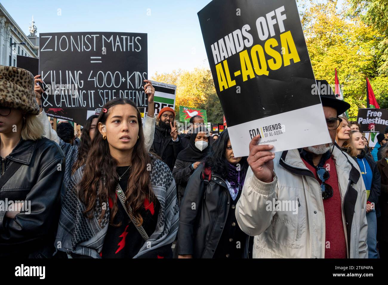 Demonstranten gegen die Bombardierung des Gazastreifens mit Plakaten ...