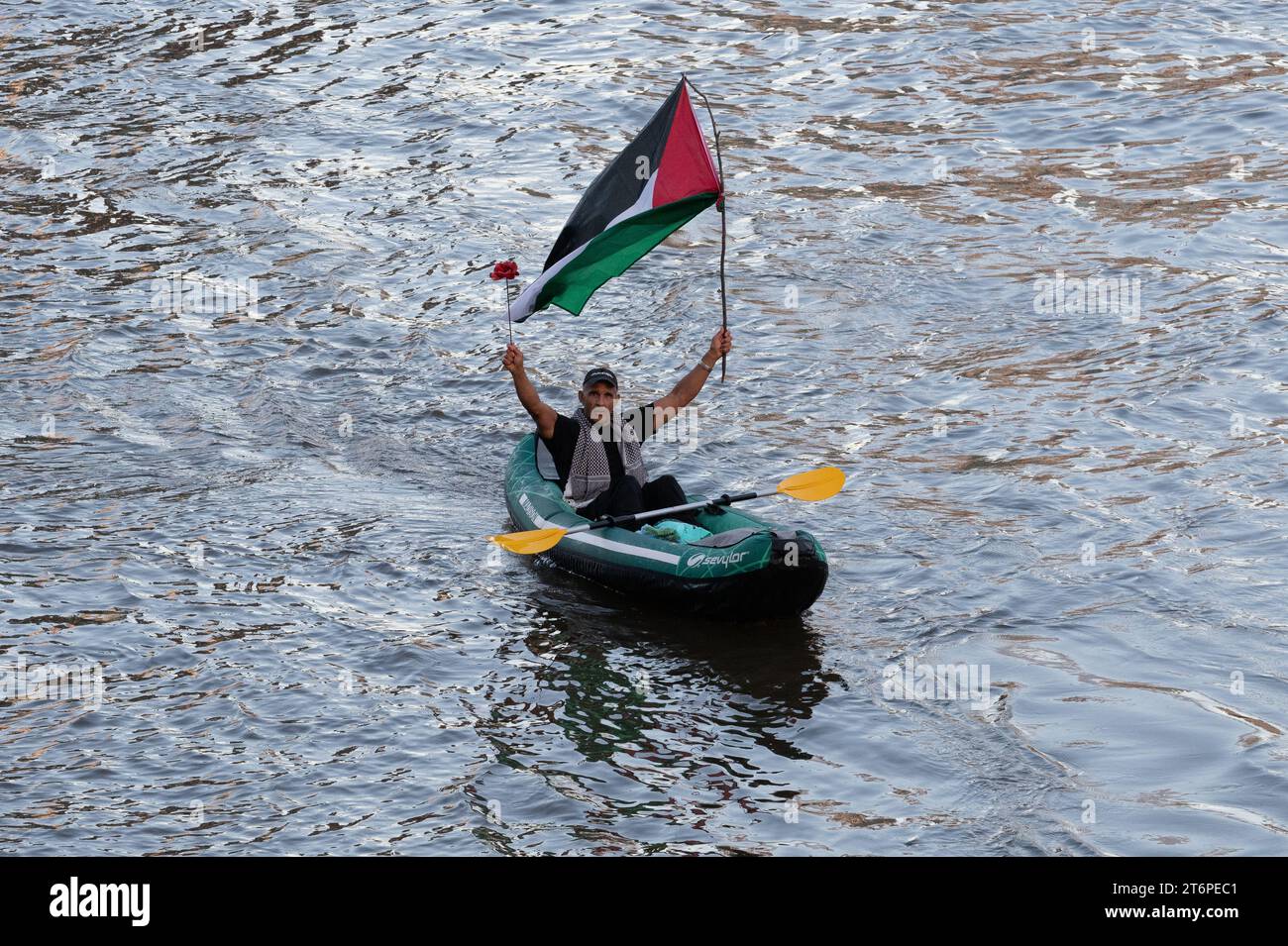 London, Großbritannien. 11. November 2023. Ein Kanu auf der Themse weht ...