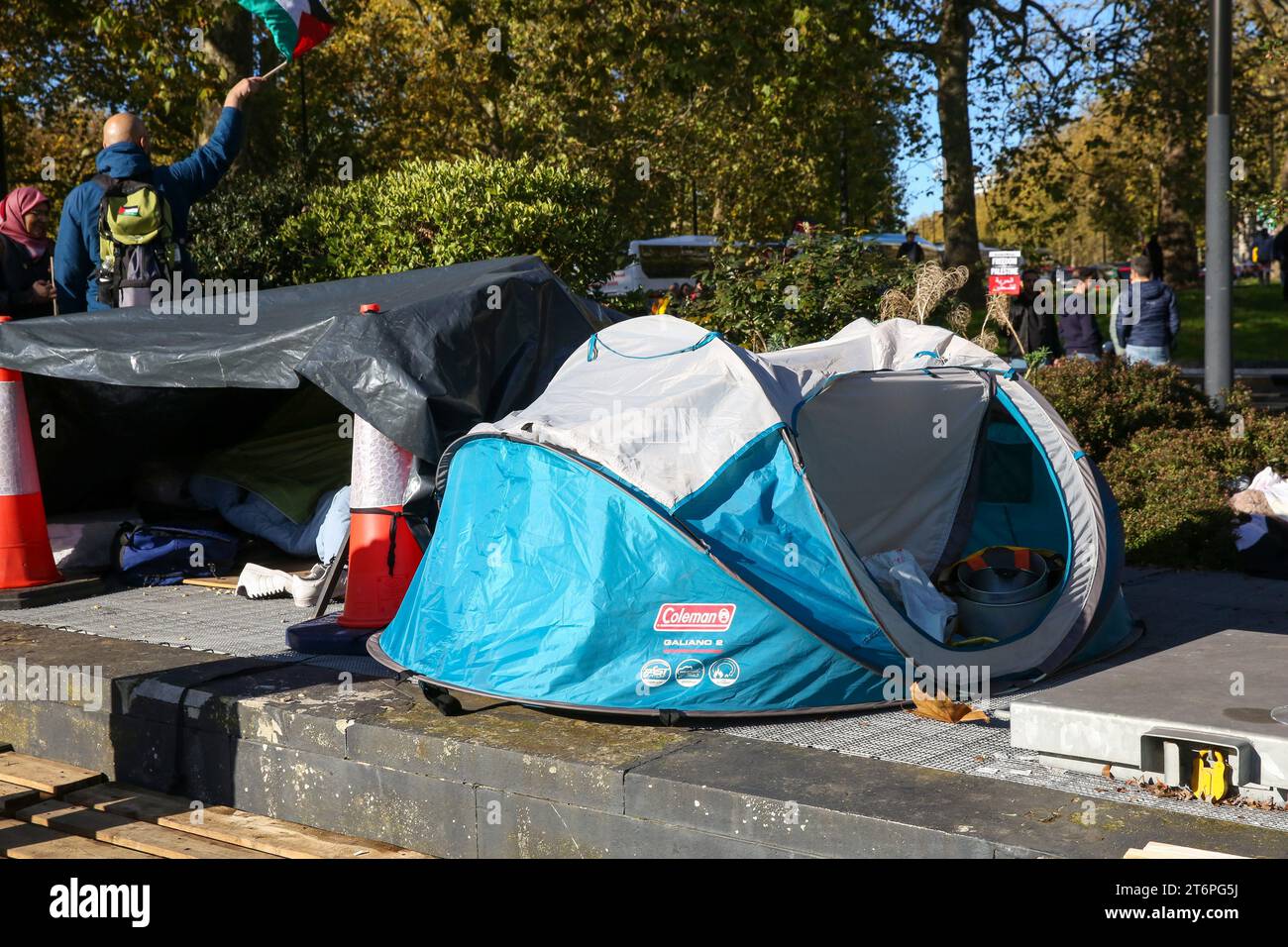 Zwei Zelte, die von Obdachlosen benutzt wurden, gesehen im Hyde Park im Zentrum von London ...