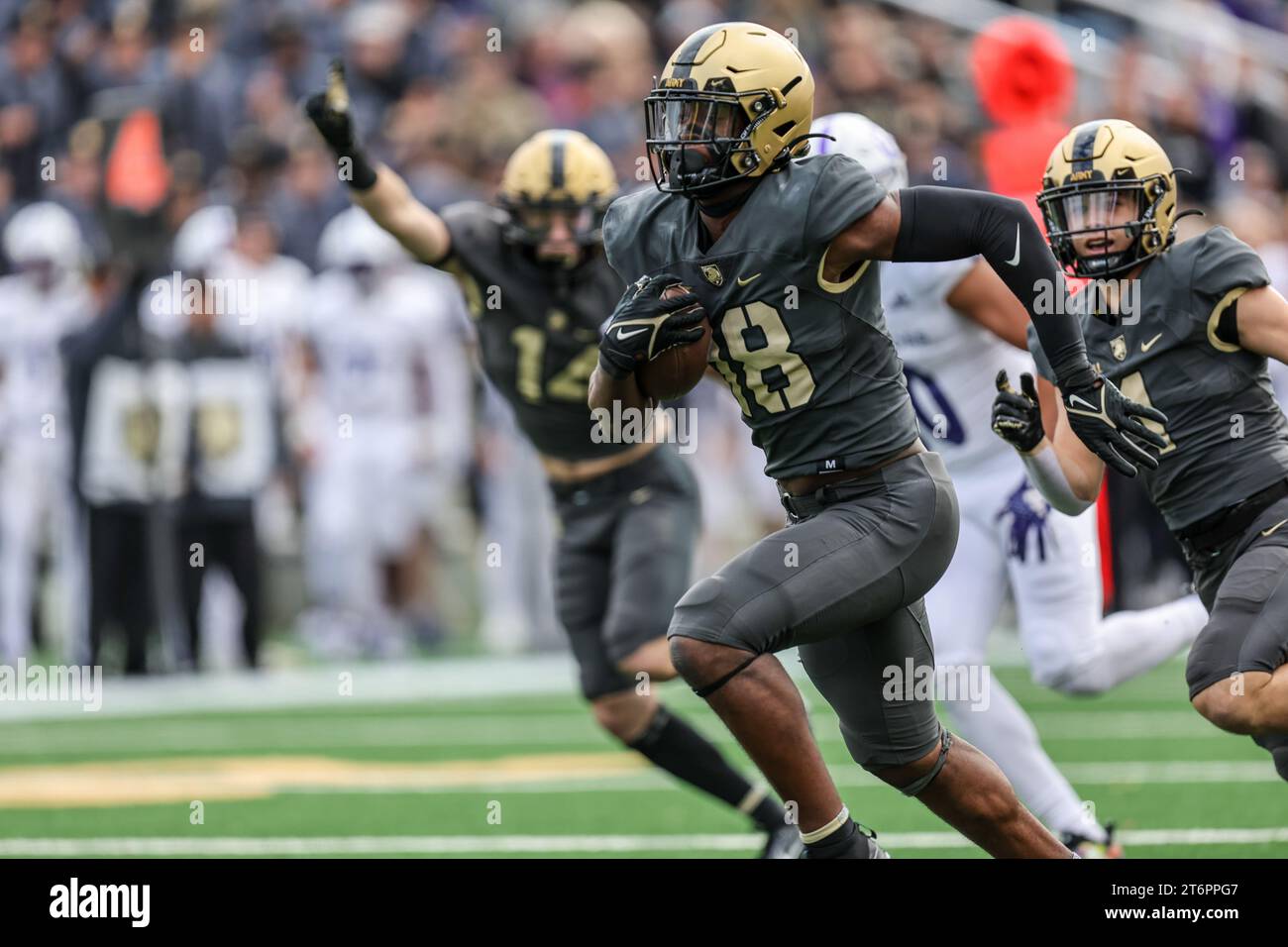 11. November 2023: Army Black Knights Linebacker Elo Modozie (18) gibt ...