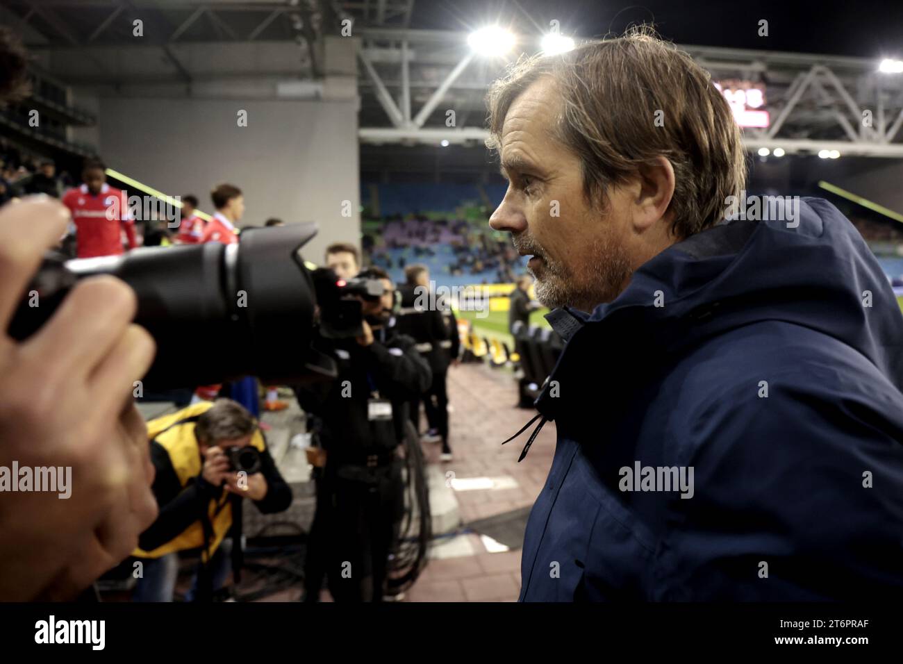 ARNHEM – Vitesse-Trainer Phillip Cocu verlässt das Feld nach dem ...