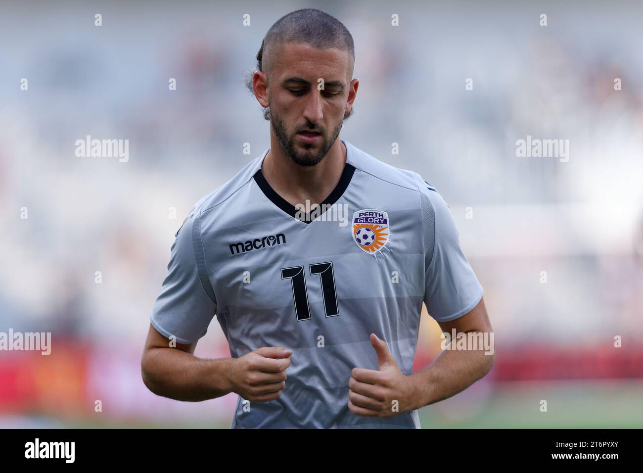 Adam Zimarino von Perth Glory wärmt sich am 11. November 2023 im ...