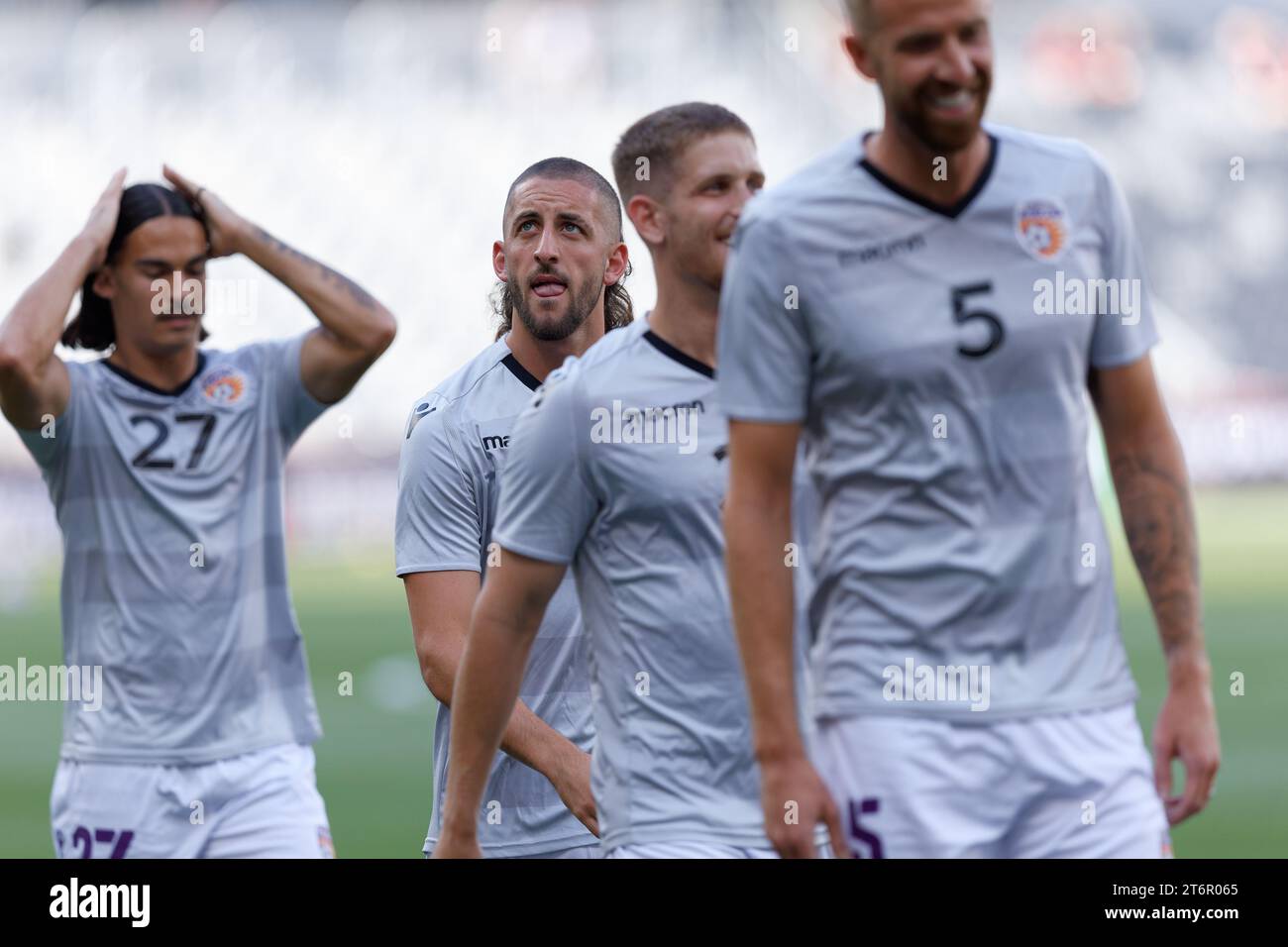 Adam Zimarino von Perth Glory wärmt sich am 11. November 2023 im ...